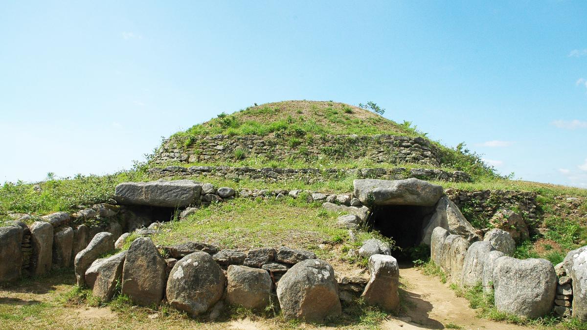 Visitez le Tumulus de Dissignac - Une visite rare hors du temps