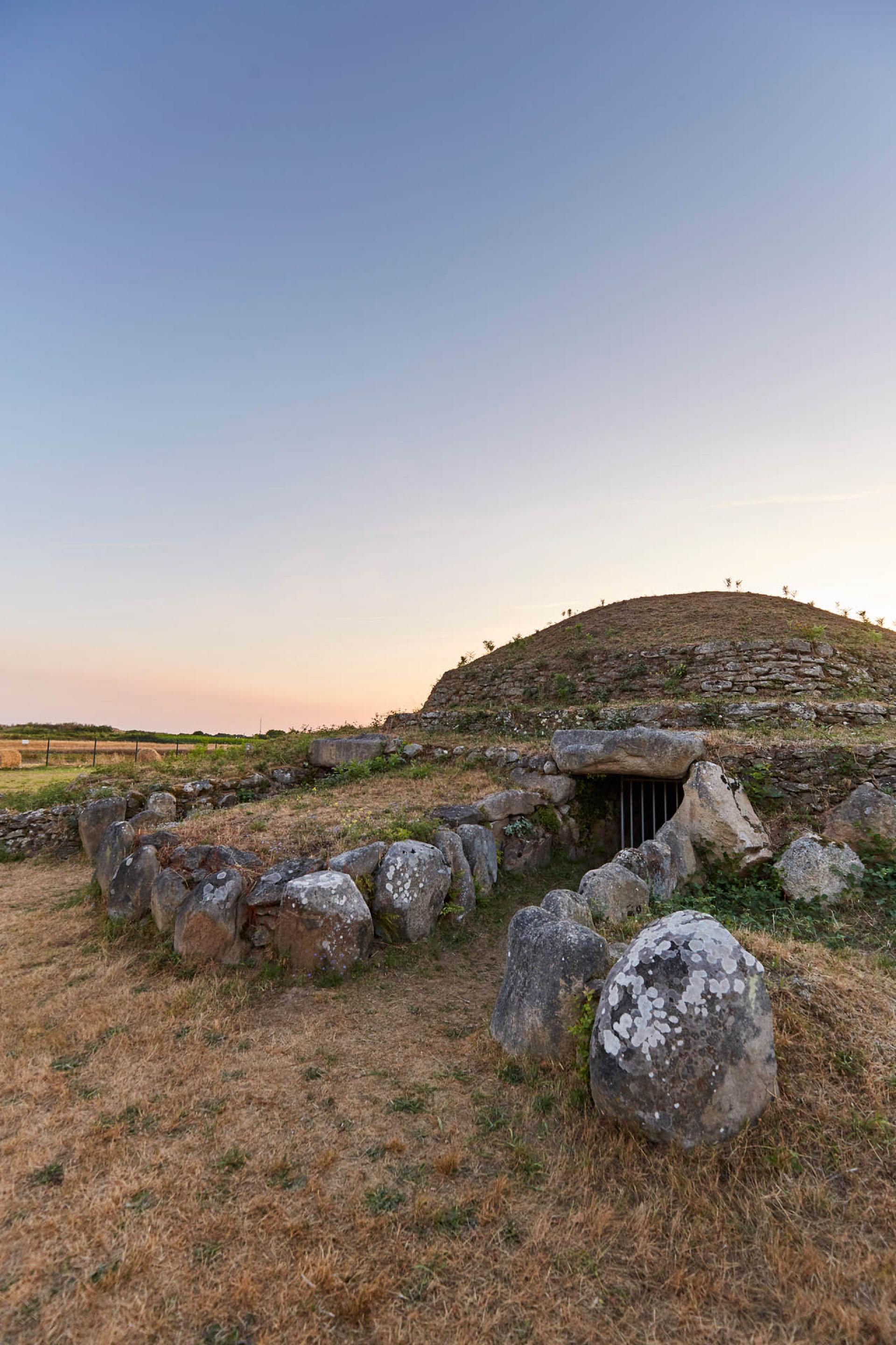 Visitez le Tumulus de Dissignac - Une visite rare hors du temps
